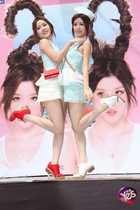 BY2为新EP和写真造势 清新空姐装秀美腿_音乐频道_凤凰网