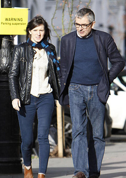 60岁憨豆也谈“父女恋” 牵小28岁女友恩爱逛街(图)|女友|逛街_凤凰娱乐