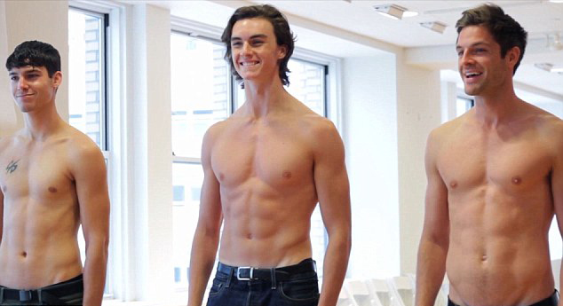 300肌肉美男脱衣抢工作_凤凰时尚